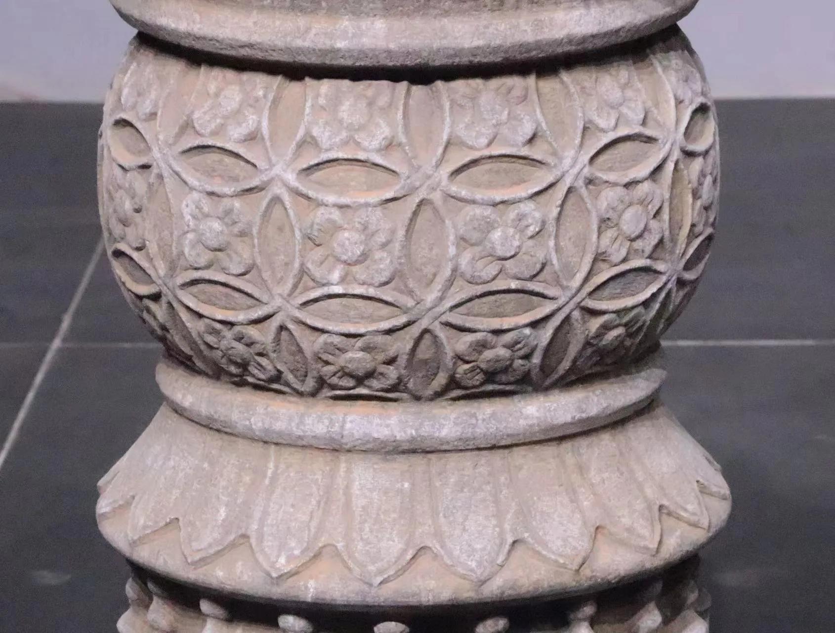 Qing Dynasty. Sitting on the ground and growing lotus stone table. - iNEWS