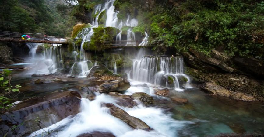 The world's largest hot spring waterfall - Luoji Jiujiuli Waterfall ...