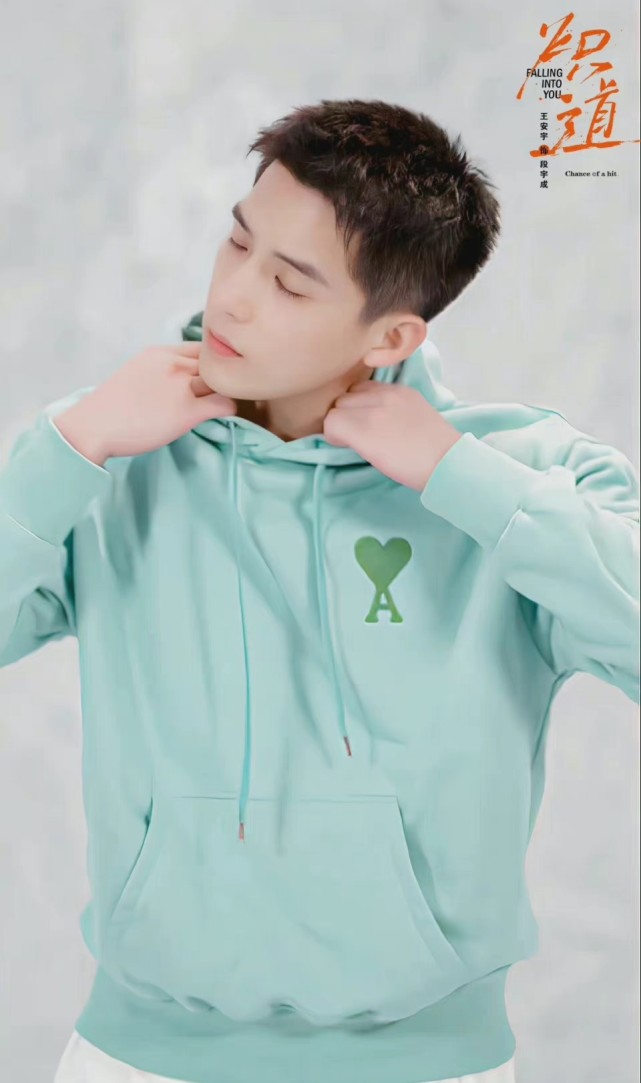 Jin Chen Wang Anyu advertises the new drama with her abs - iNEWS