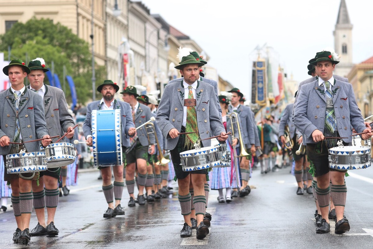This is how the German national costume turned out - iNEWS