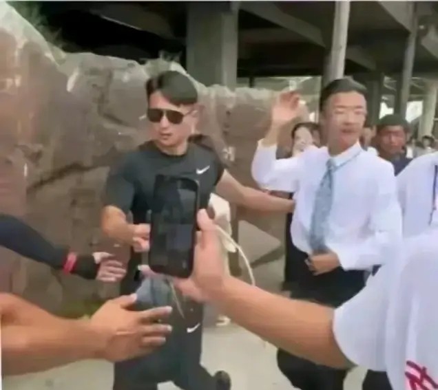 Guo Youcai becomes popular, with bodyguards protecting him! Internet celebrities fade away ...