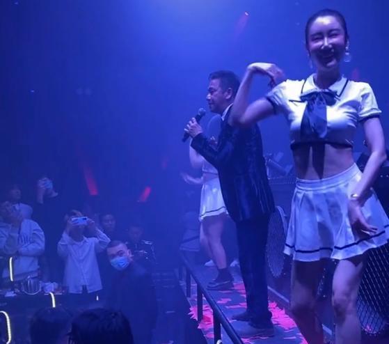 The actor and Luo Dahua sang in a bar in Jiaxing. It was incredible ...