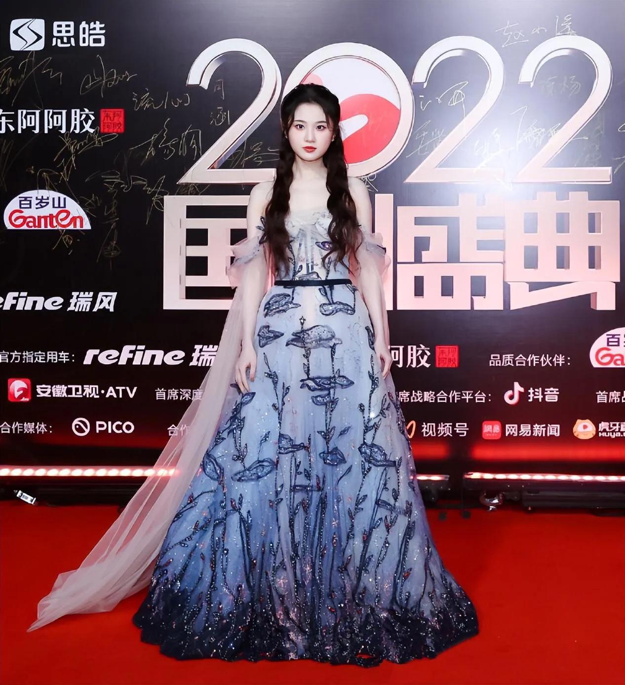 Sun Qian wears a see-through outfit, Lan Yingying reveals her back, Qin ...