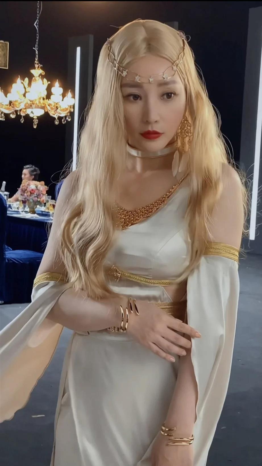 42-year-old Liu Yan cos Athena, blonde, red lips and sultry eyes, netizen: hot girl Benja - iNEWS