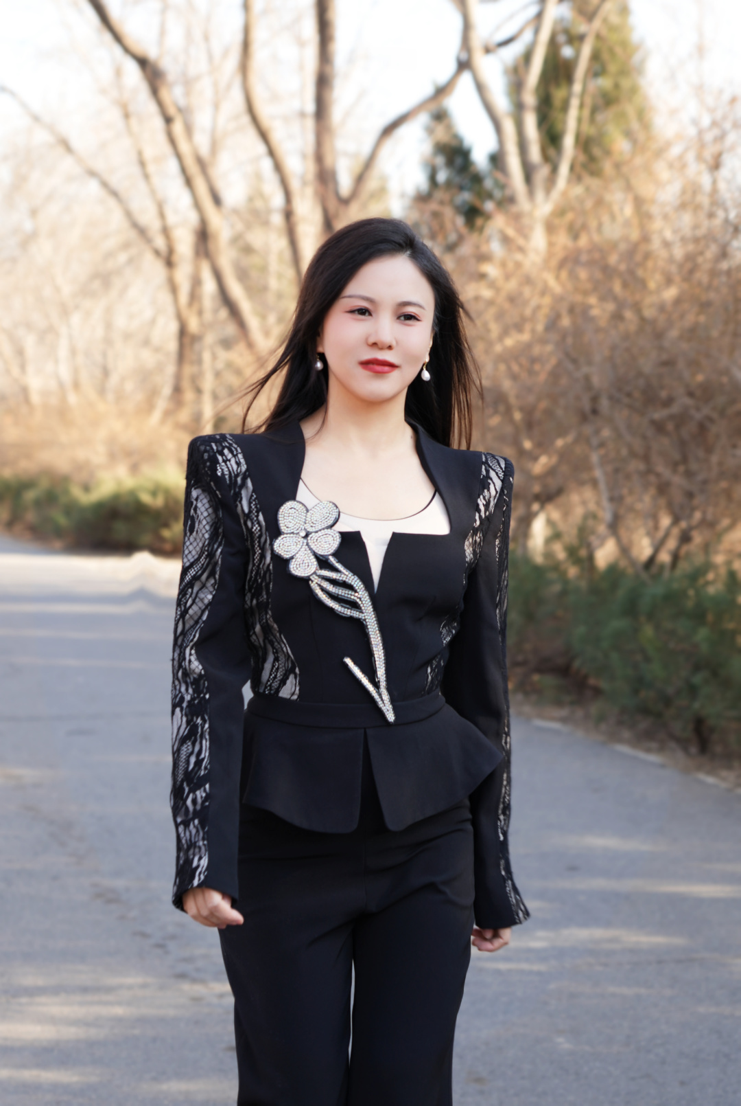 The host Liu Meixi took pictures outdoors in winter with the breeze ...