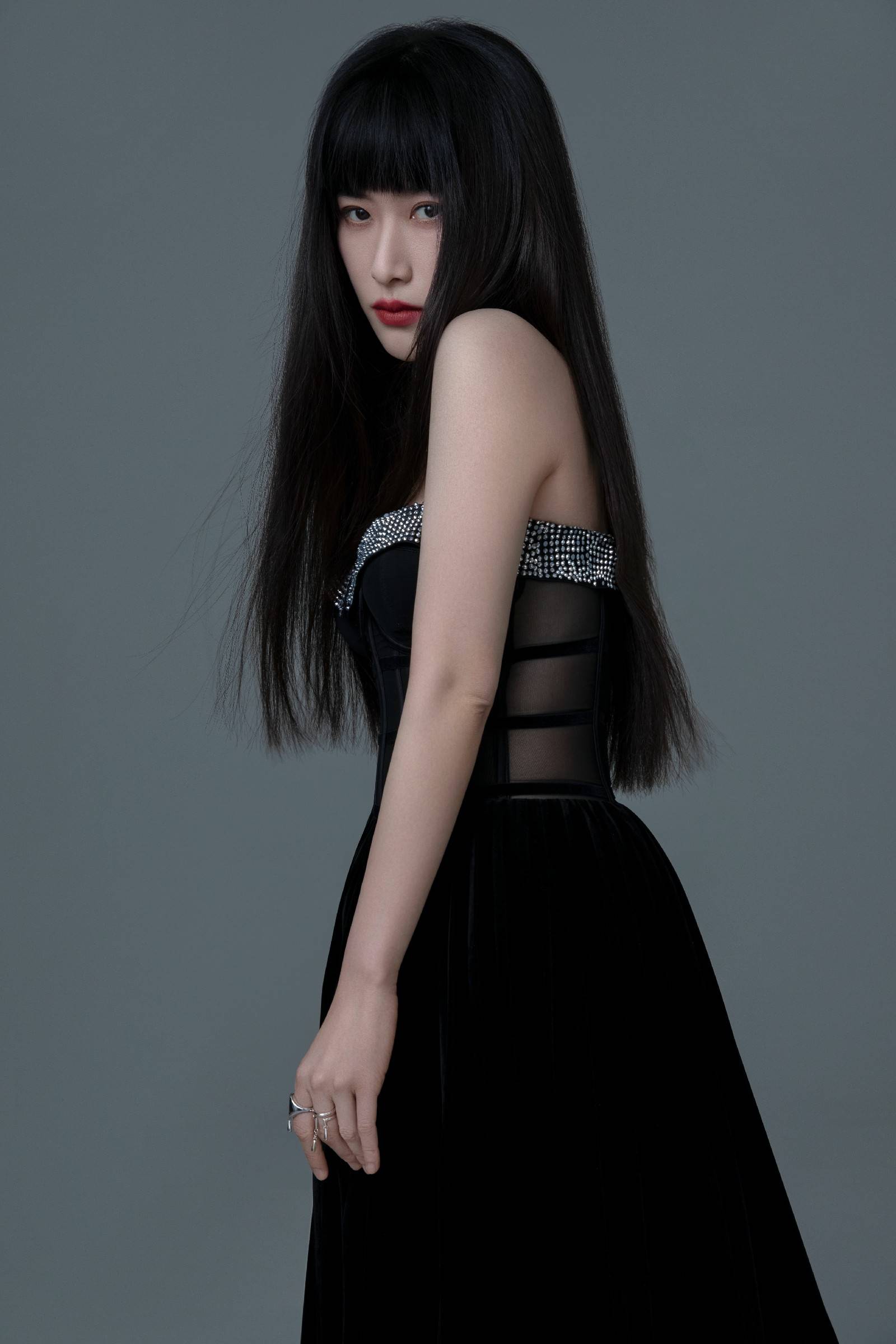 Yun Hui's new song "Speaking of Myself" is online to tell the inner ...