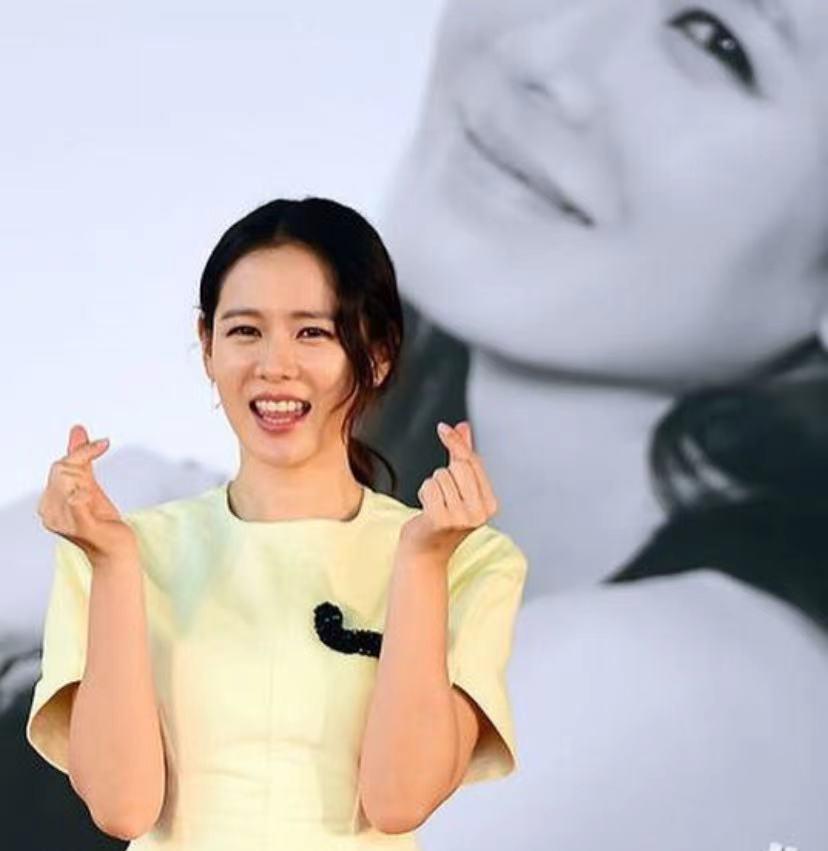 Sun Yizhen's 40th birthday photo was exposed, holding a cake in her ...