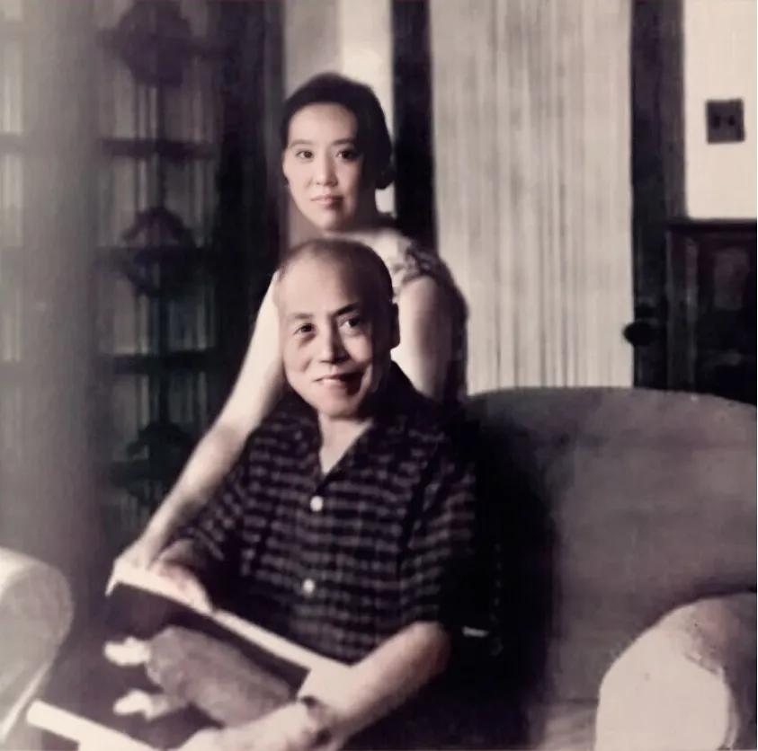 In 1966, a group photo of Li Zongren and his wife in the apartment ...
