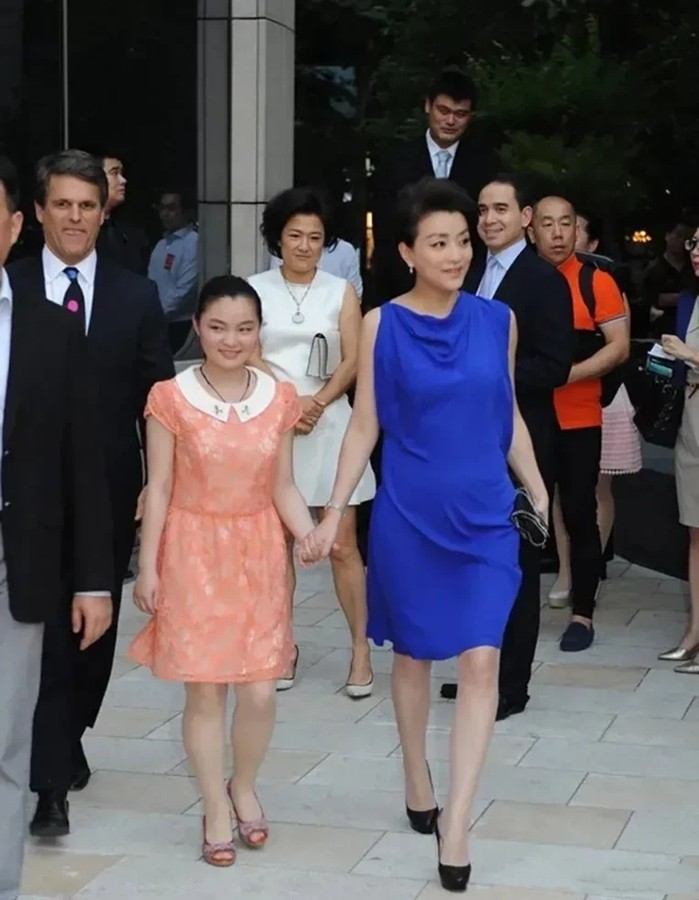 Yang Lan's daughter perfectly avoids her fine genes!Mother and daughter ...