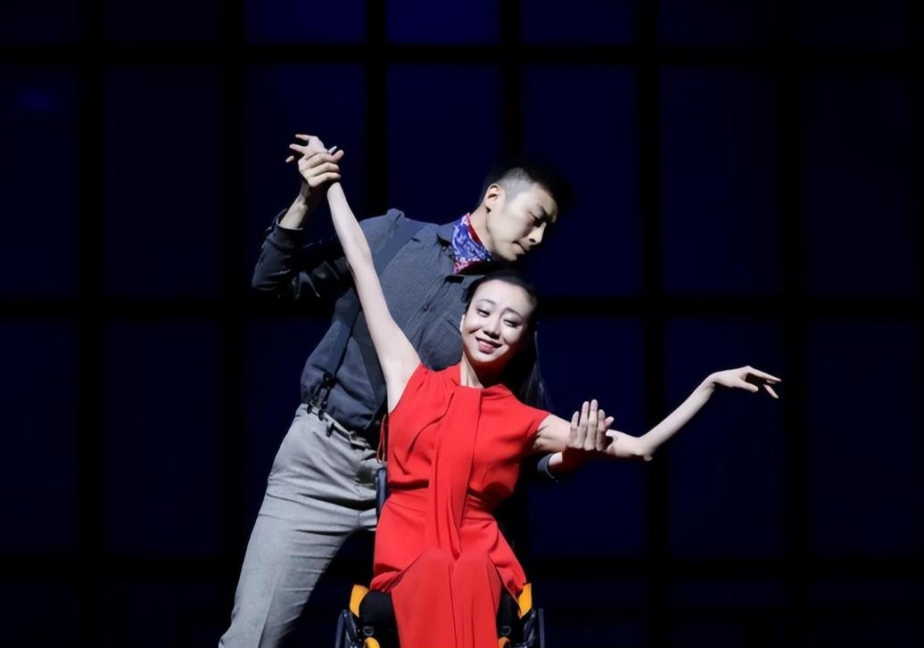 On the surface, Liu Yan, the most beautiful goddess of the "wheelchair ...