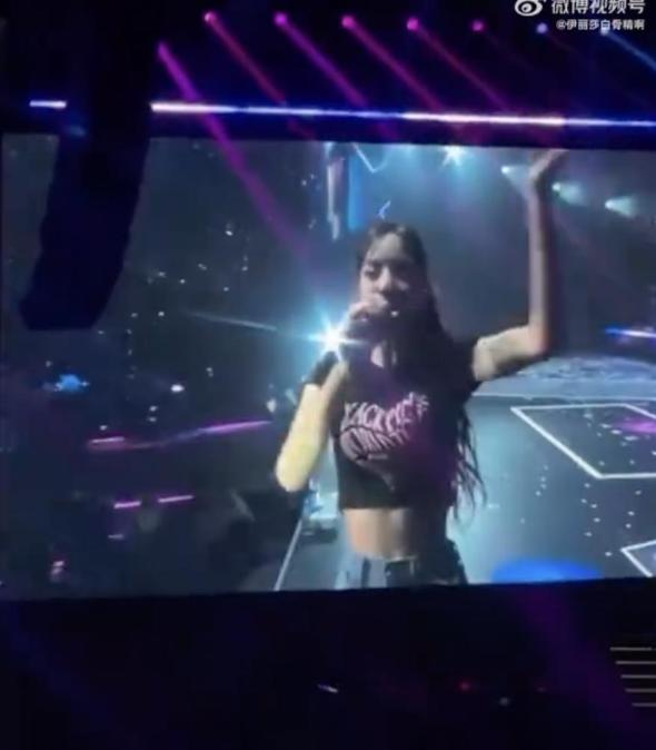 At the BLACKPINK concert, LISA looked dazed for a second before the ...