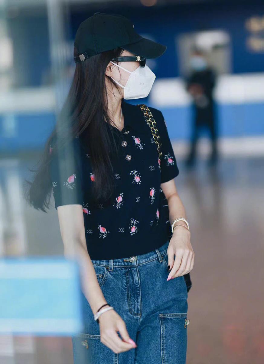 American Business Online!Tang Yan's private clothes at the airport are ...