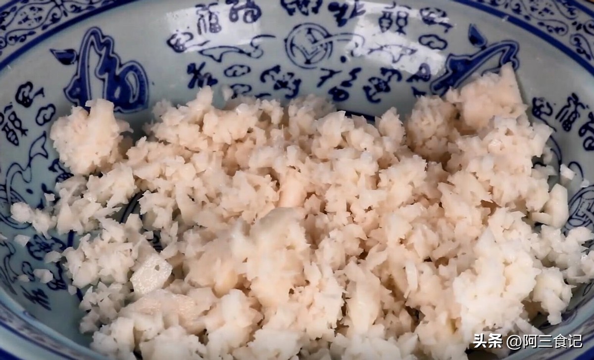 The most satisfying way to eat lotus root, put it in the meat grinder ...