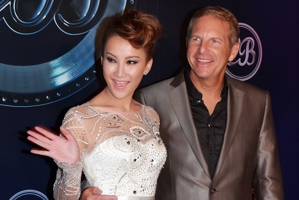 Coco Lee passed away due to depression. She separated from her wealthy ...
