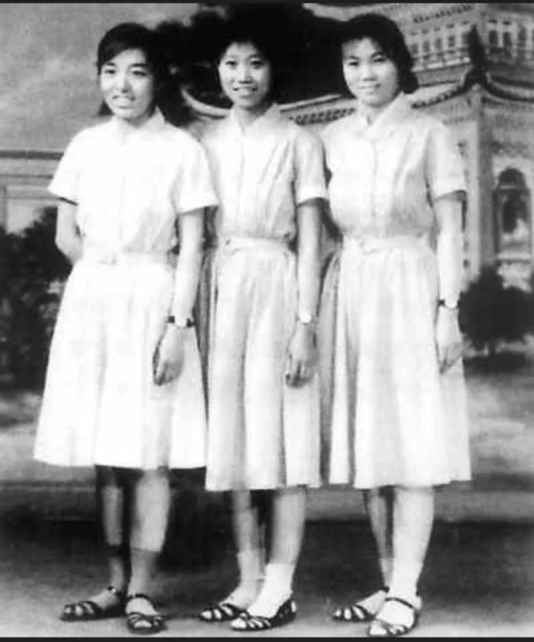In 1975, a group photo of Jiang Qing and Zhang Yufeng, pay attention to the skirts of the two ...