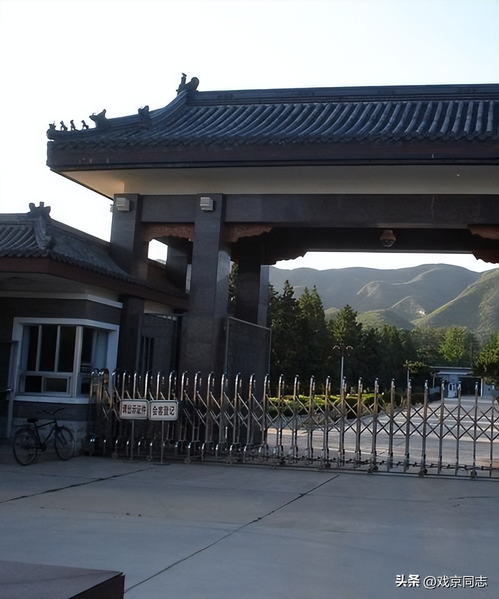 Jiang Qing's cemetery in Beijing: simple and shabby. Only after reading ...