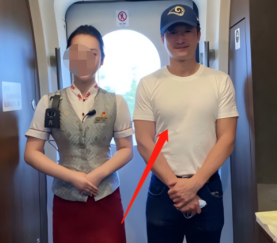 Netizens encounter Wu Jing on the high-speed rail, take a group photo and keep a safe distance ...