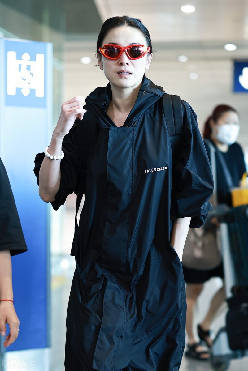 The fashion goddess Song Jia appeared at the Beijing airport. Fans were ...