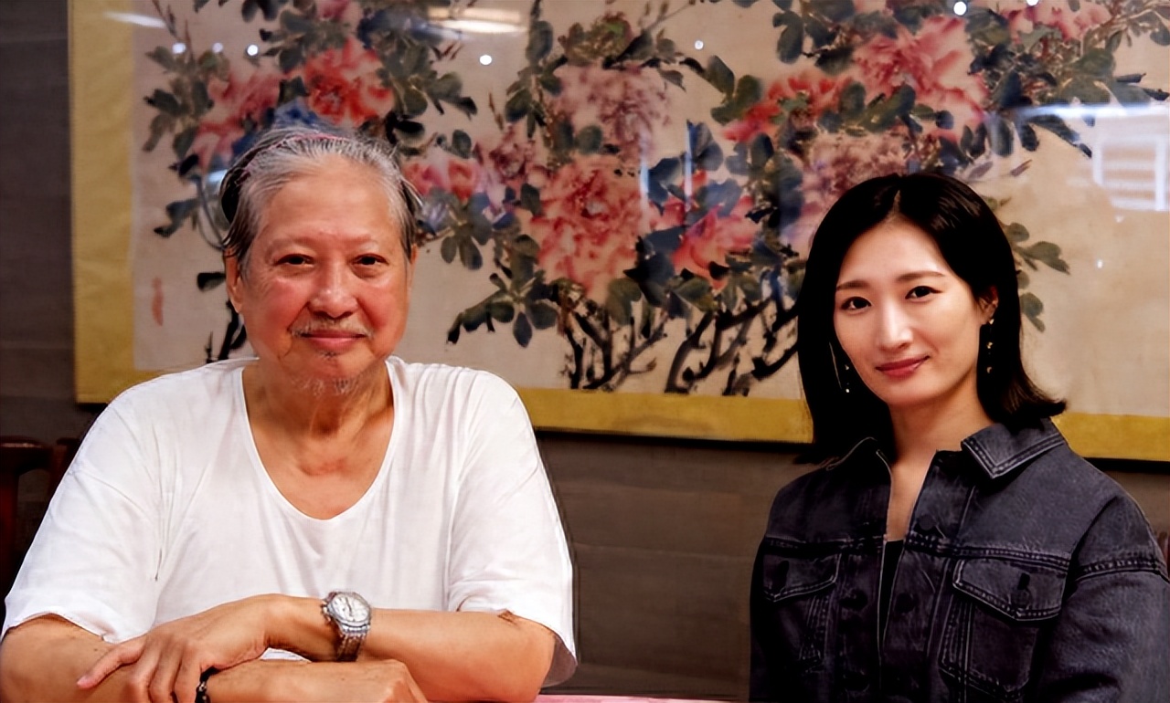 71-year-old Sammo Hung took a photo with a Japanese actress. Although ...