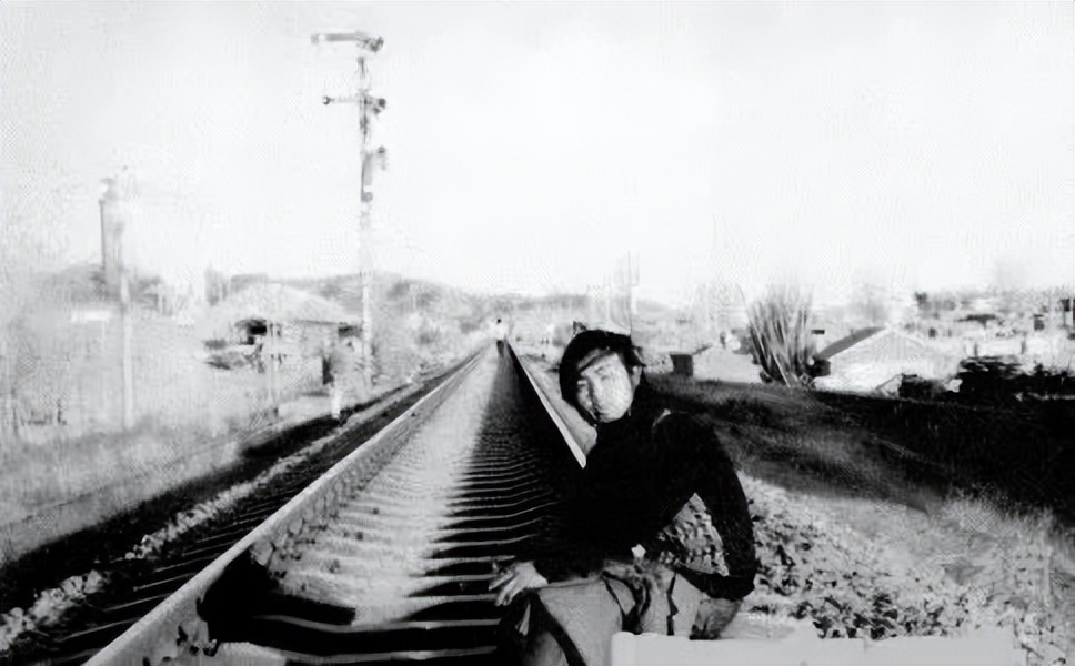 30 Selected Poems of Hai Zi: Autumn is deep, and the eagles are ...