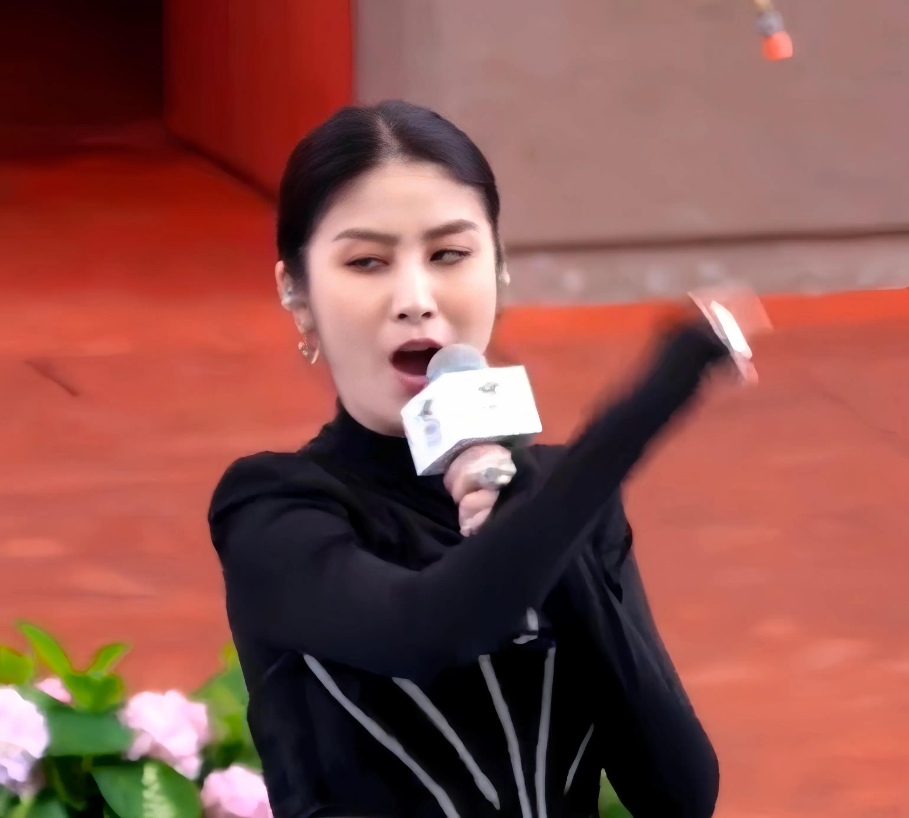 The queen Kelly Chen has not sung for a long time, her temperament is ...