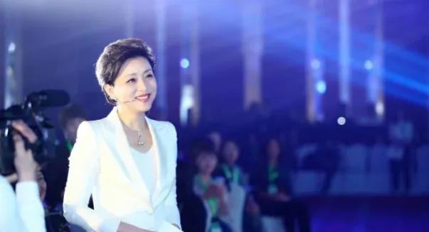 Close-up of Yang Lan in June (4) - iNEWS