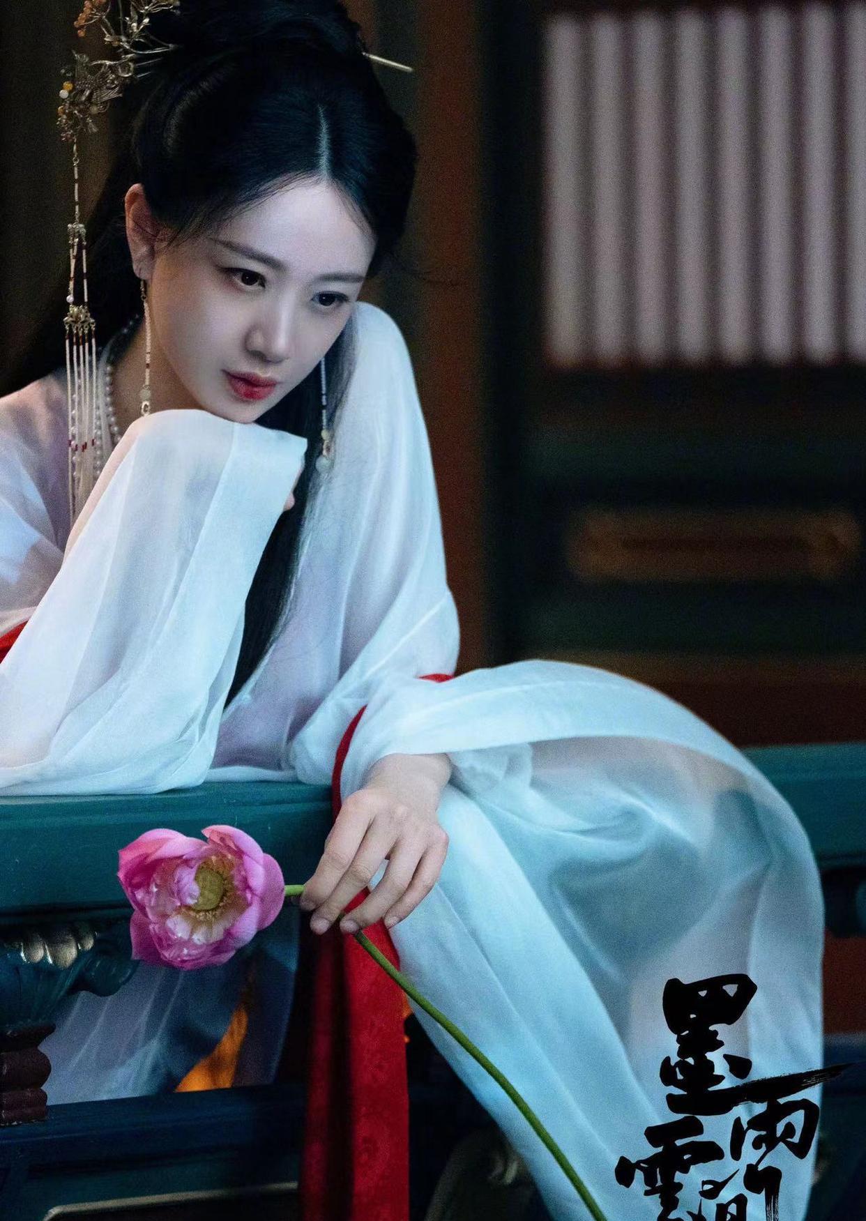Zhang Meng starred in "Ink Rain and Cloud", Yu Zheng praised "The sword ...