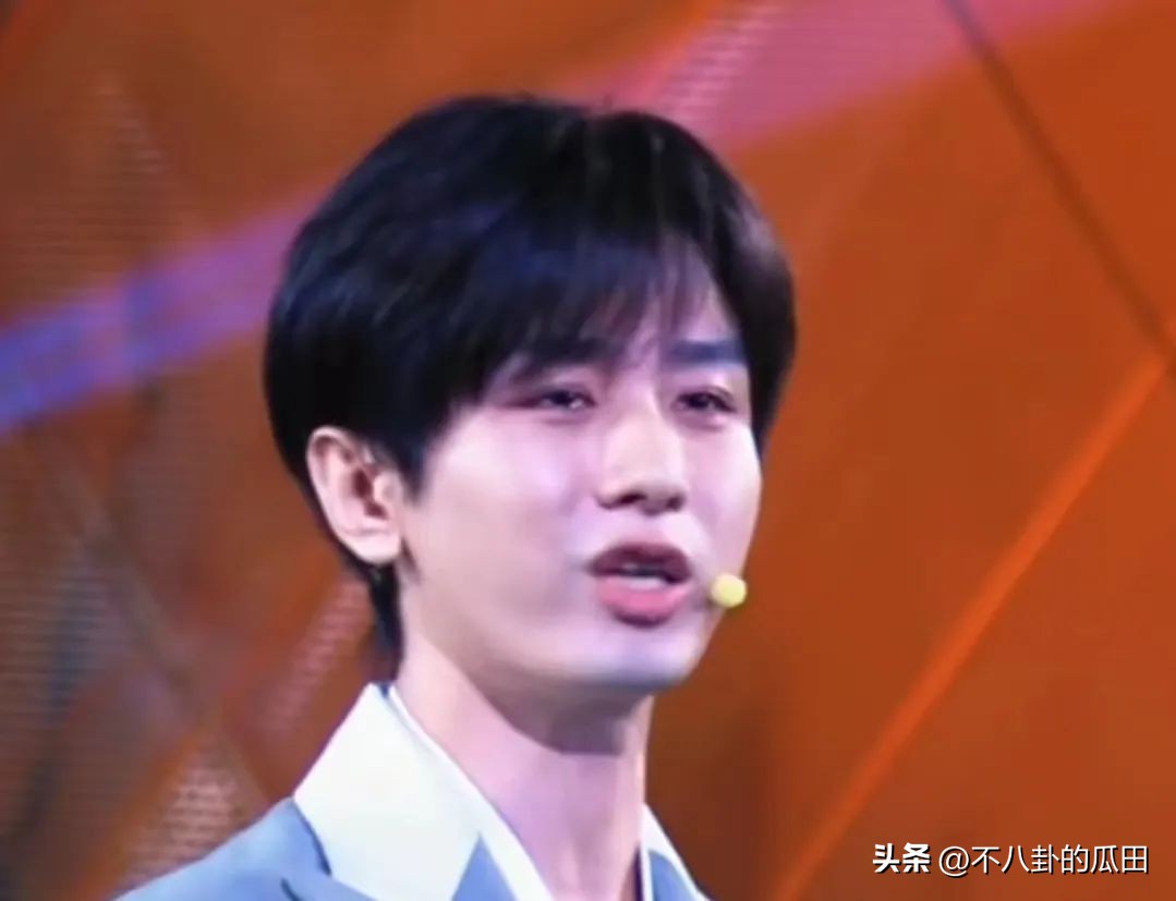 The "handsome male god" is fake, with many wrinkles and acne on his ...