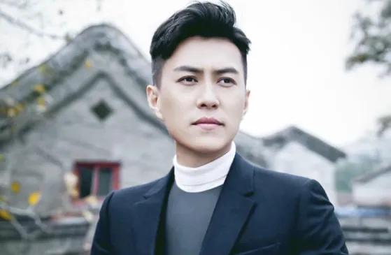 The old male god Jin Dong drives a 6 million domestic brand Hongqi ...