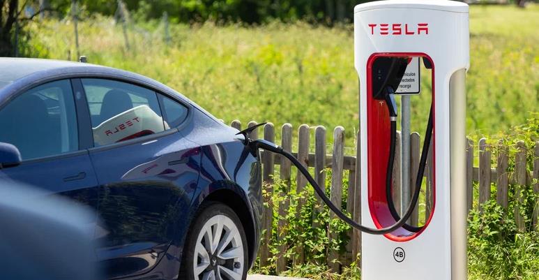 Tesla releases "Charge On Solar" option to fill up electric vehicles ...