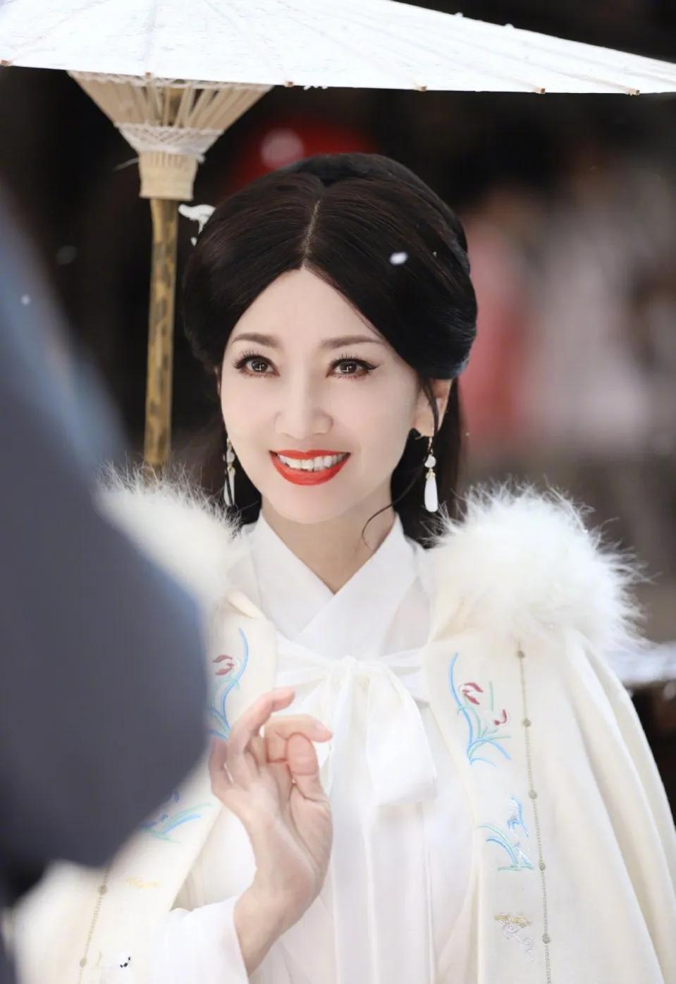 Zhao Yazhi posted a post on Weibo in white clothes and ancient costumes ...