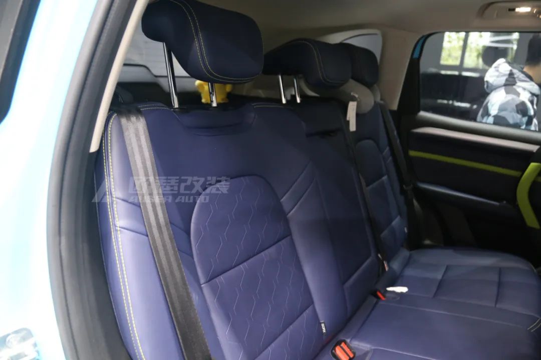The interior of the Harvard Dog is re-coated with beige microfiber ...