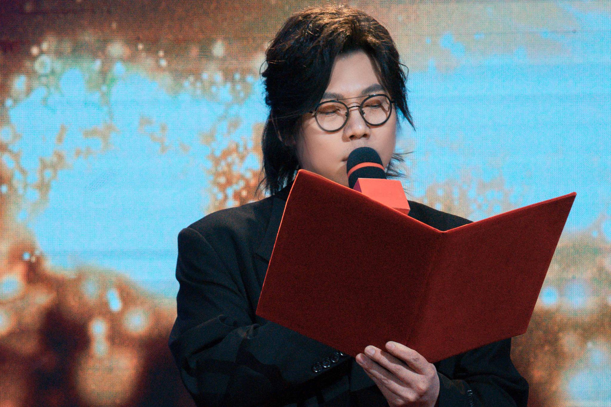 A recent photo of the champion of "The Voice" shows that Li Qi has a ...