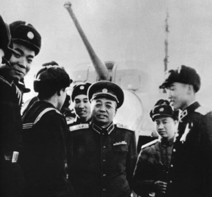 In 1965, Peng Dehuai visited Deng Hua in the rain and stopped at the ...