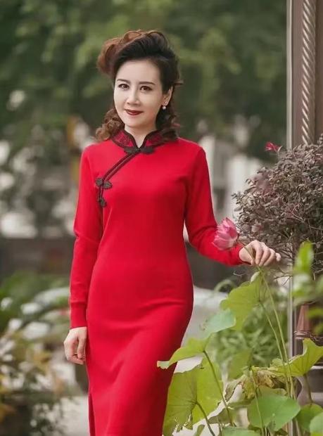Who said that 50+ don't look good in cheongsam? Learn to wear cheongsam ...
