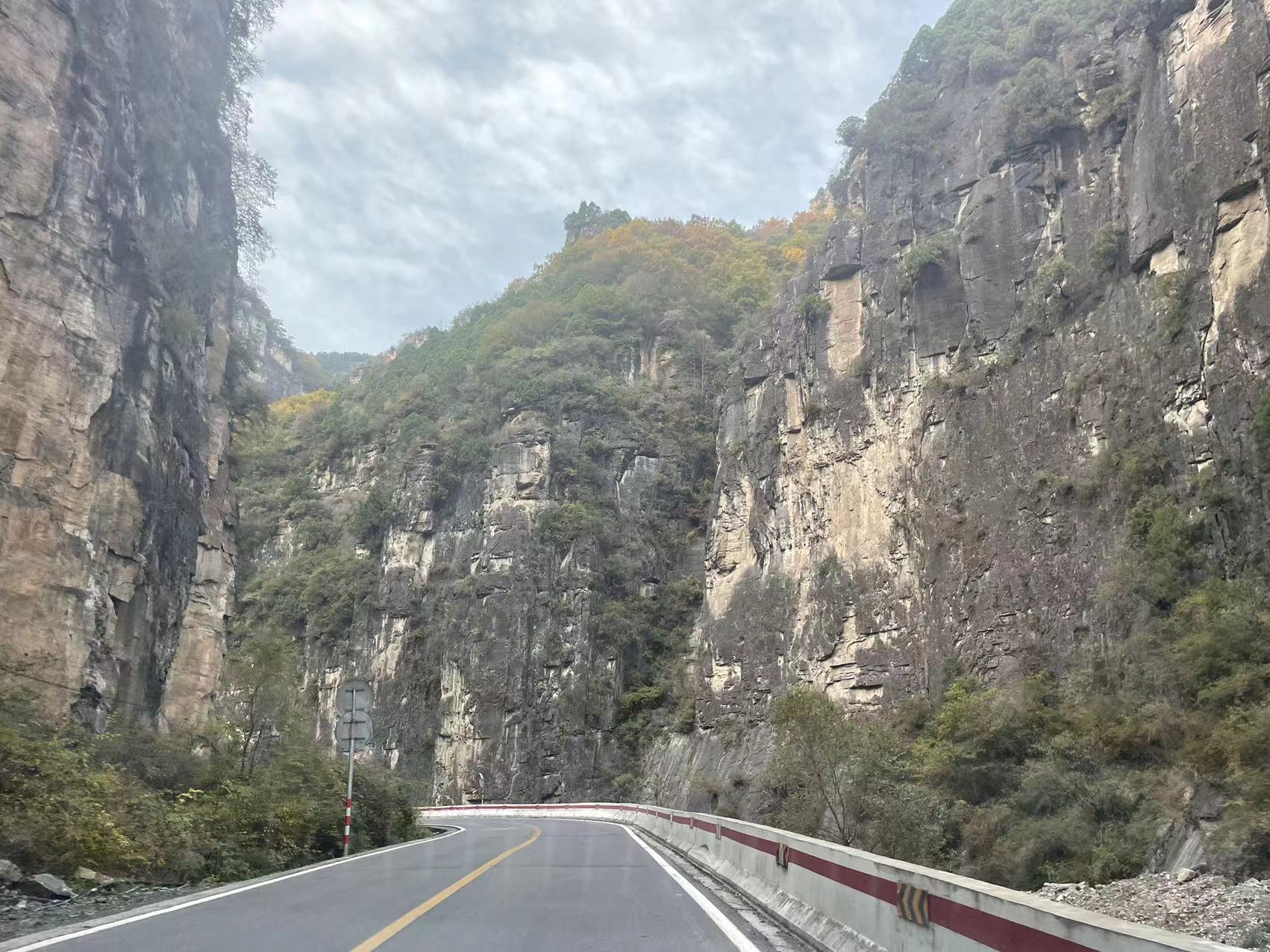 Take the Kitten Road and cross the Yinggu Gorge to enjoy the autumn ...