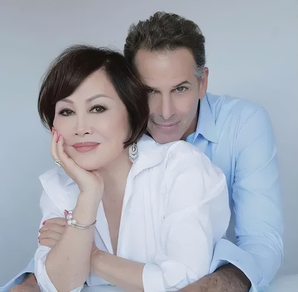 73-year-old Jin Yuxi made public his love affair, clasped his fingers ...