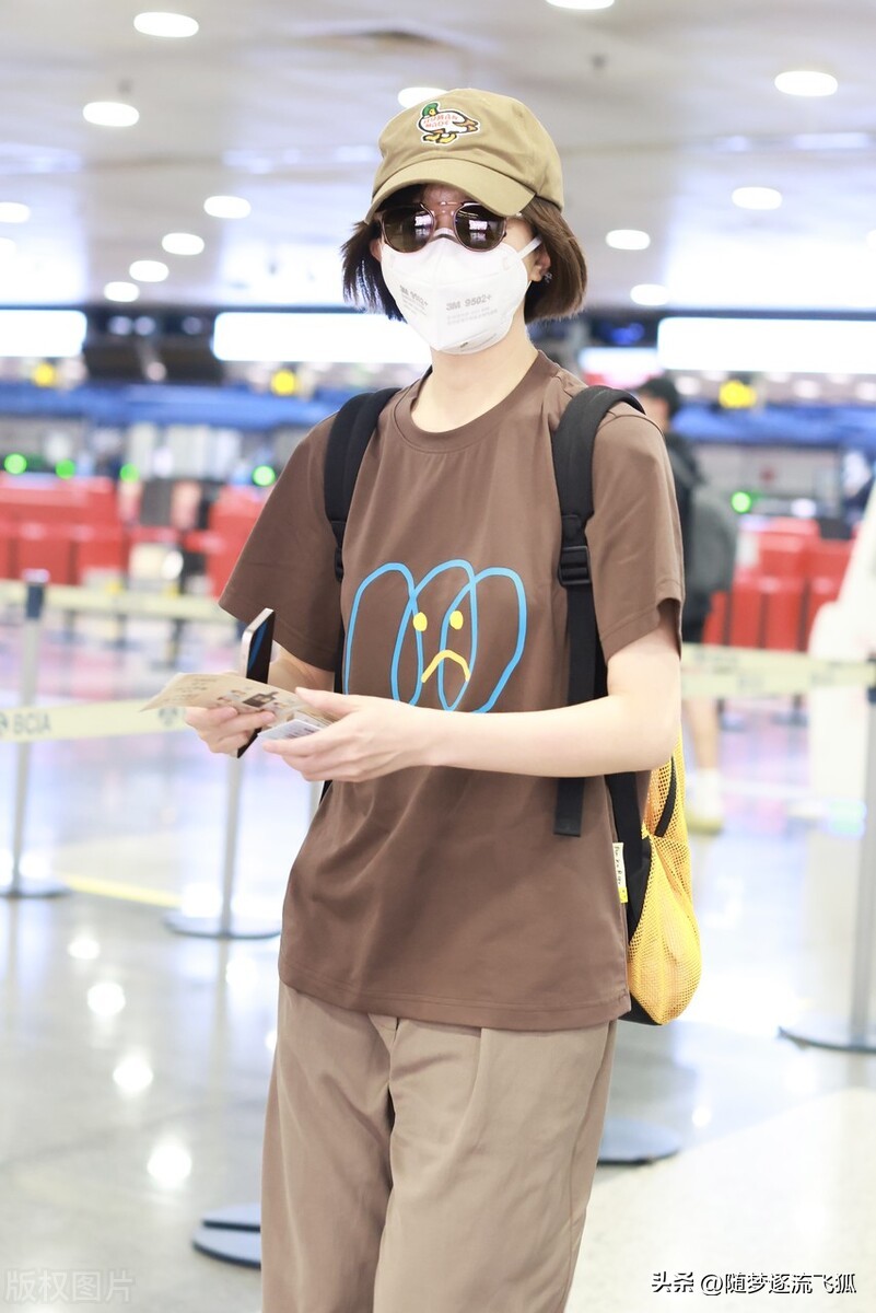 Jiao Junyan appeared at Beijing Airport in a low-key fashion in a ...