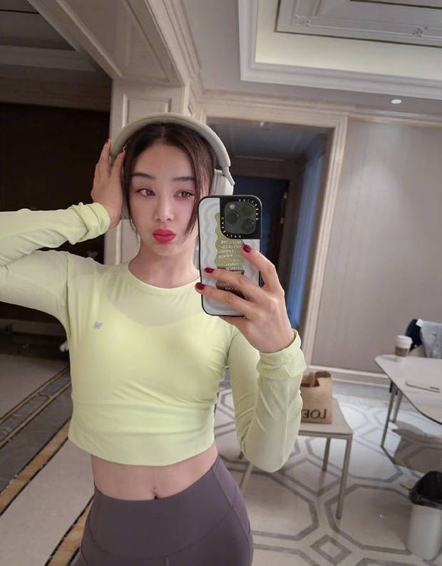 Yuan Shanshan shared her daily beauty photos showing her sexy waist and ...