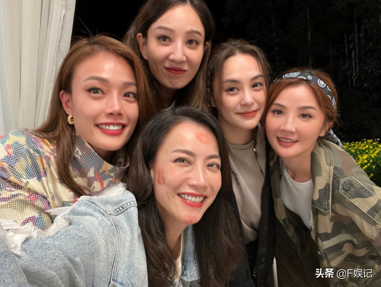 Cai Zhuoyan, Zhong Xintong, took a group photo with her face to ...