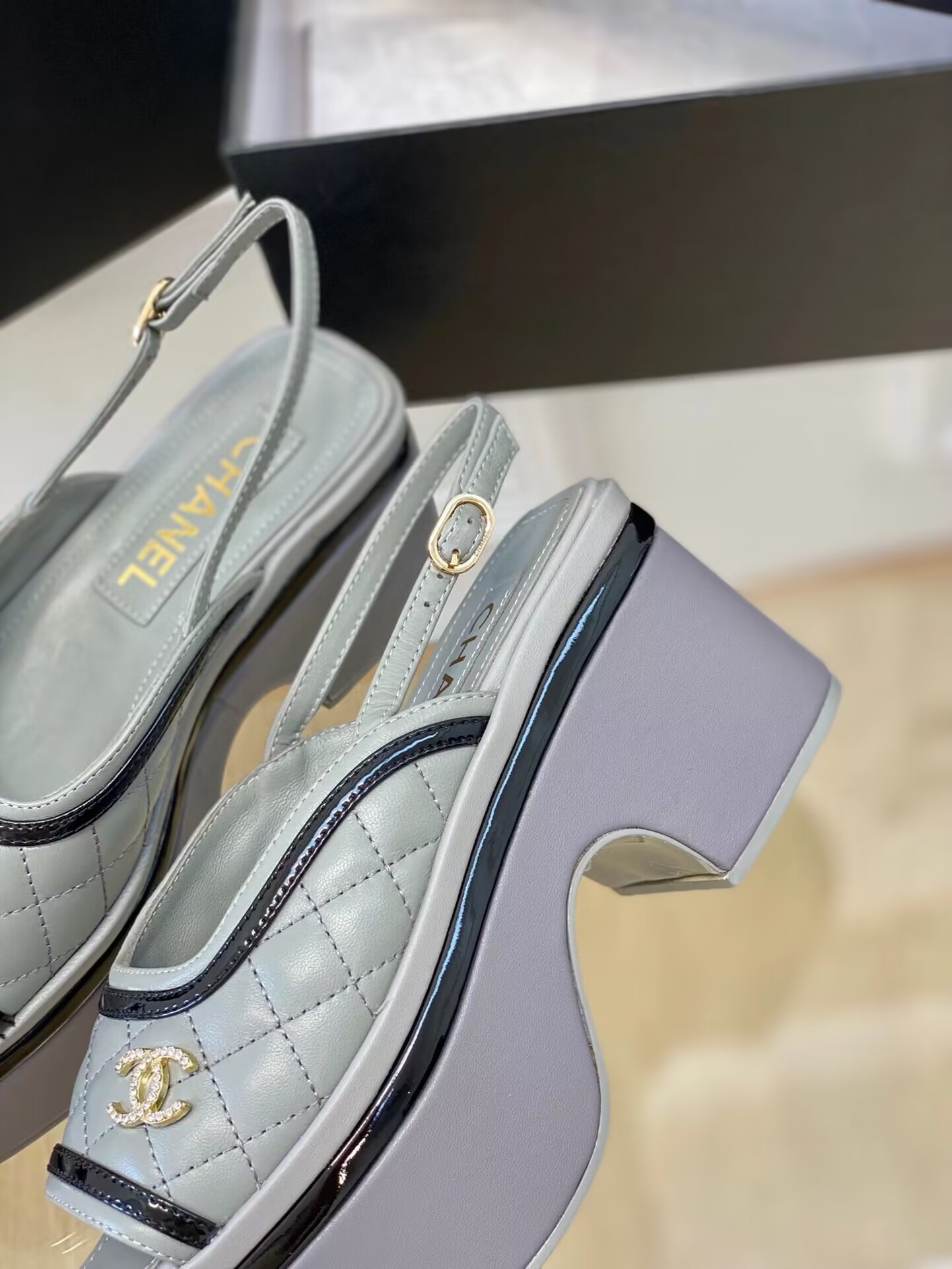 A pair of Chanel platform sandals are really fragrant in the hot summer ...