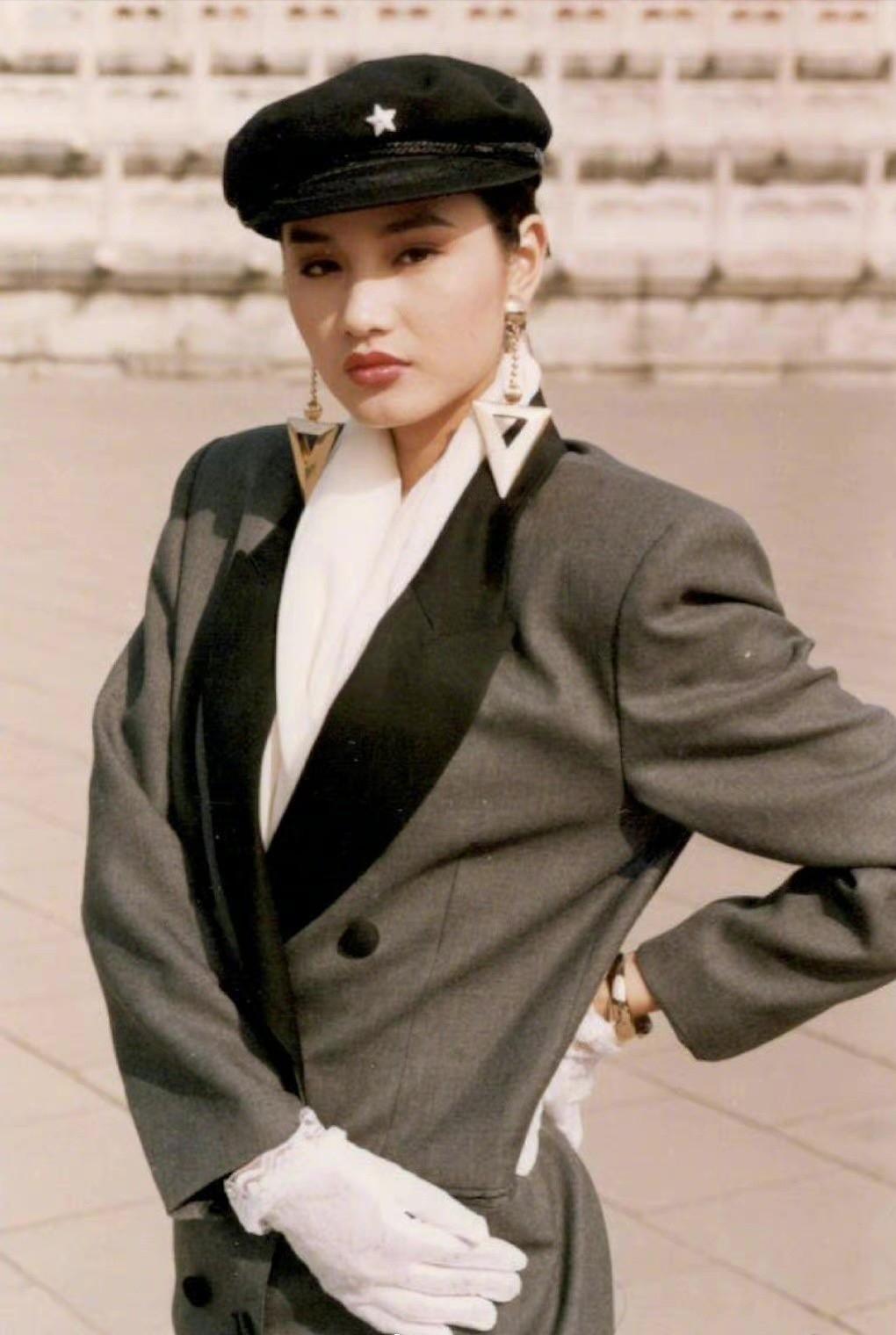 At the age of 52, Qu Ying started again and was reborn from Nirvana ...