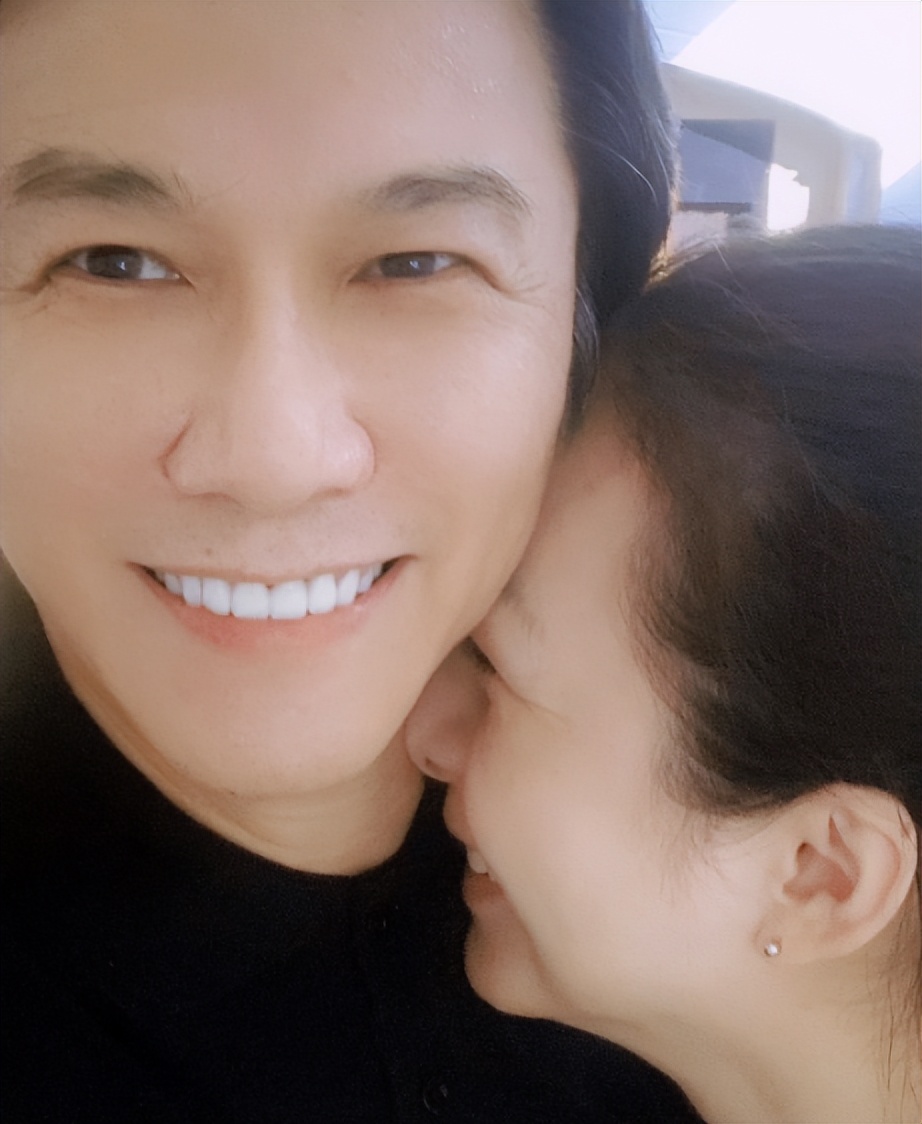 Wen Zhaolun: Showing conjugal love, he posted 34 photos in one breath ...