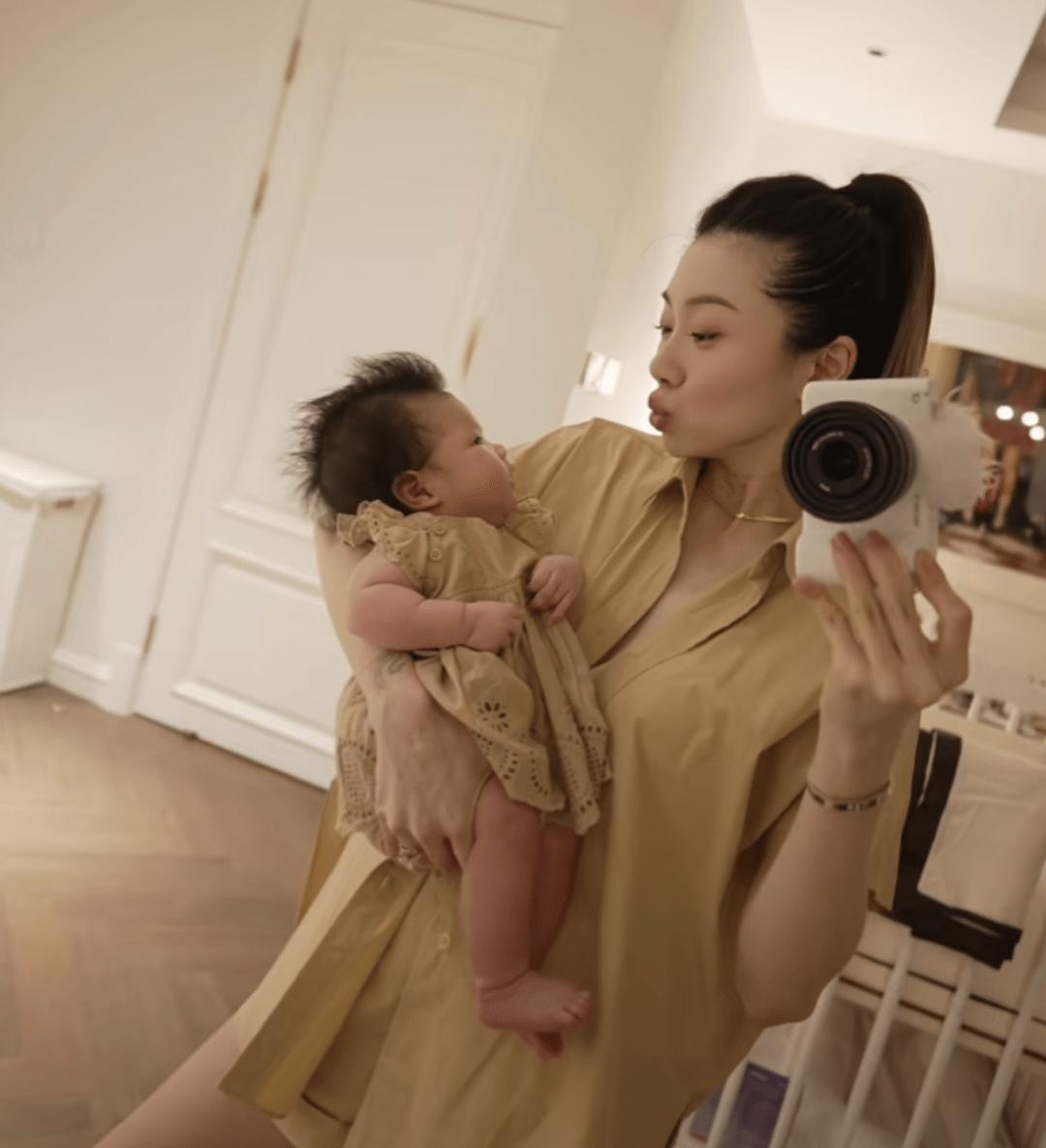 Cheng Xiaoyue posted her first family portrait after giving birth, her ...