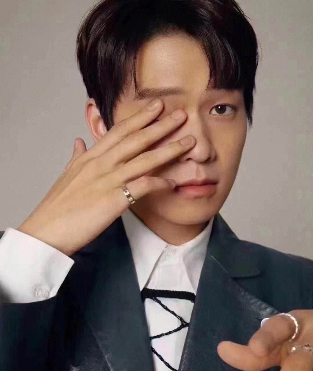 Wei Daxun was asked to wear a black suit and glasses during his outdoor ...