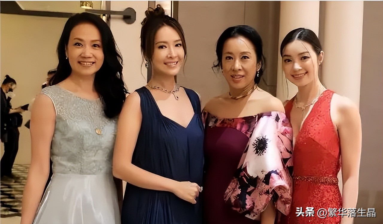 Zhu Lingling attended the event, wearing an off-the-shoulder long dress ...