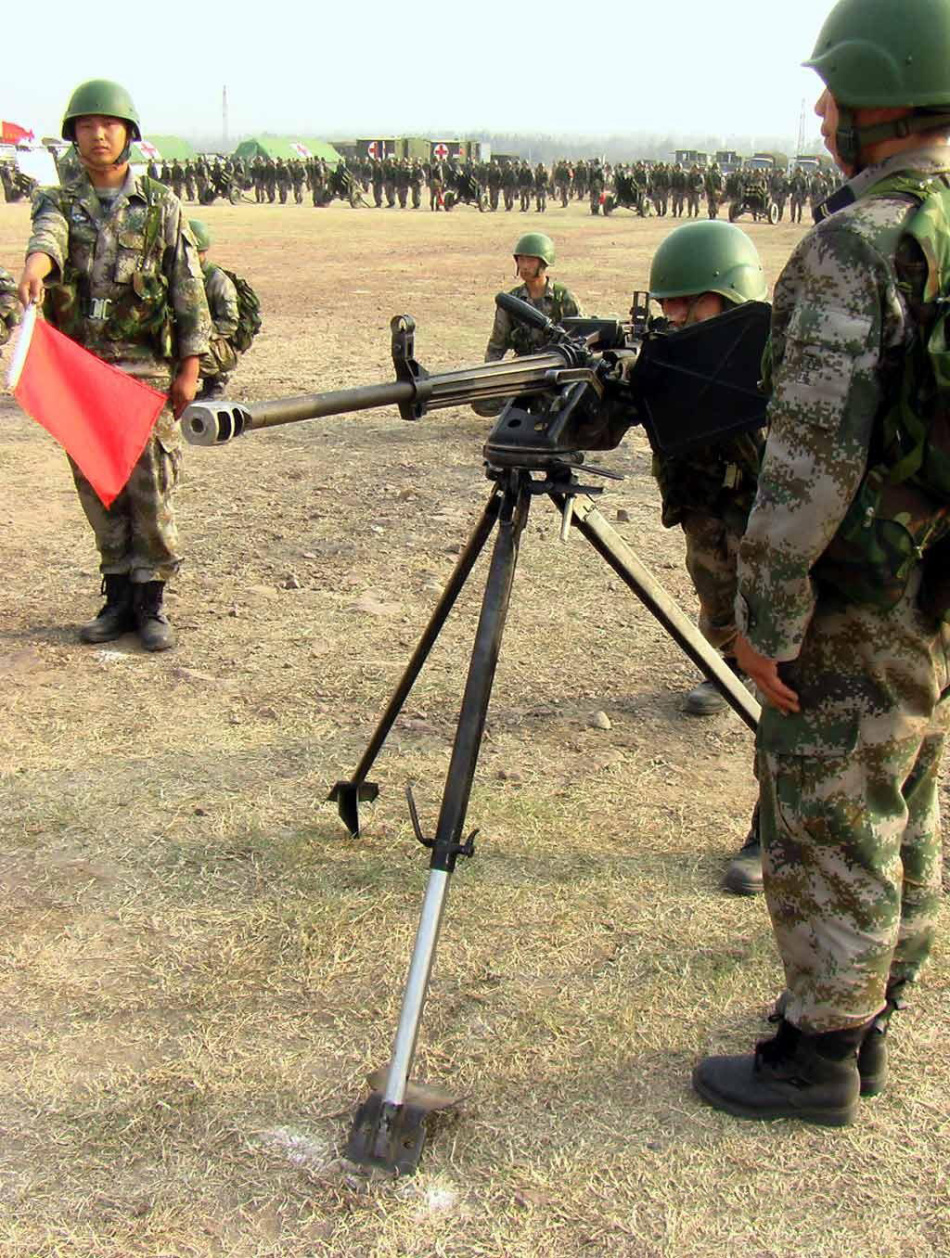 A high-end machine gun company, equipped with 8 heavy machine guns ...