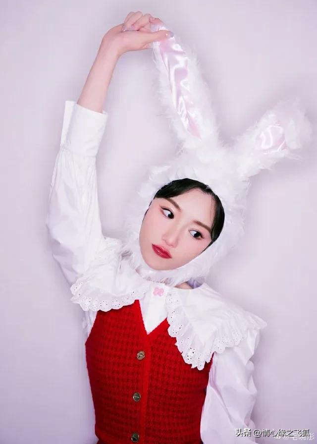 Mao Xiaotong welcomes the New Year in the shape of a rabbit and wears a ...