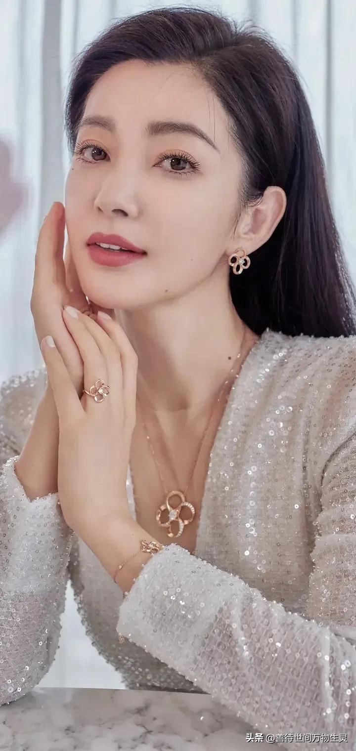 Li Bingbing Fashion Photo Album (Collector's Edition) - iNEWS