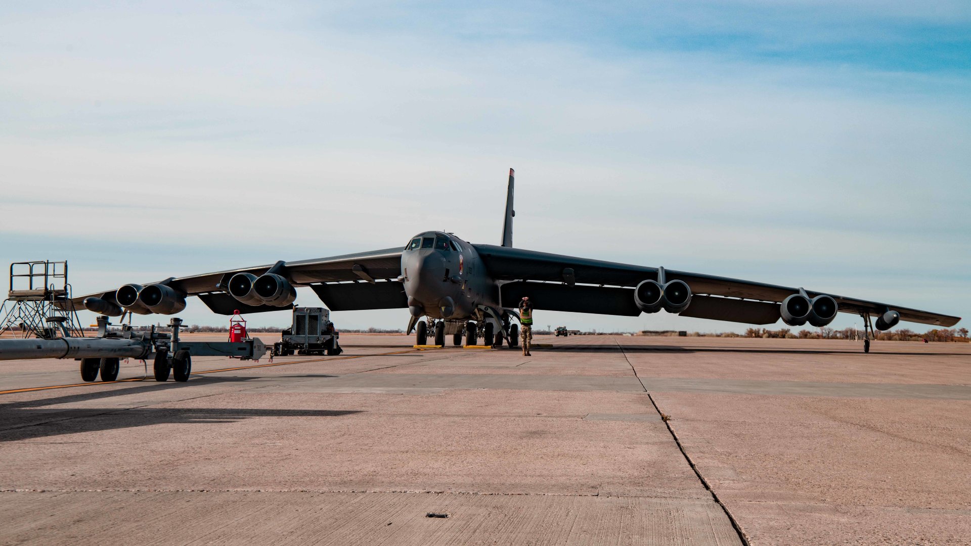 Two B-52H Stratofortresses arrive at Minot Air Force Base in North Dakota - iNEWS